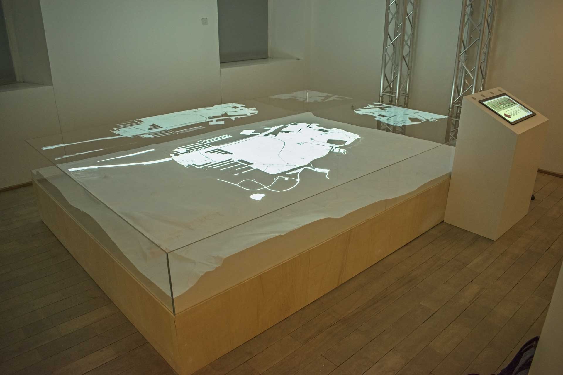 3D landscape-relief projection with AR content - ArcTron